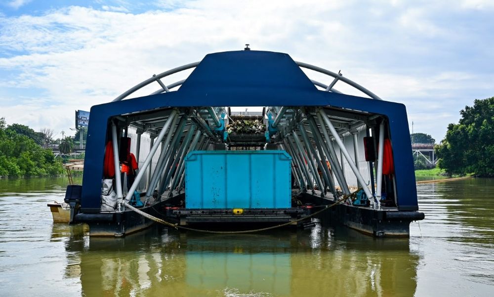 🚢 Solar-powered barges can capture 50 tons of plastic from rivers each day